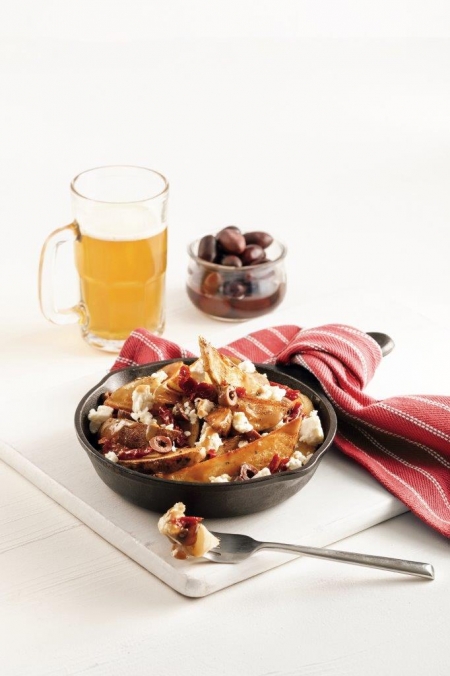 Poutine méditerranéenne à la feta et aux tomates séchées